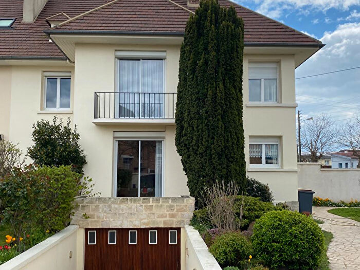 Limay, Centre-ville : Maison 8 pièces à vendre
