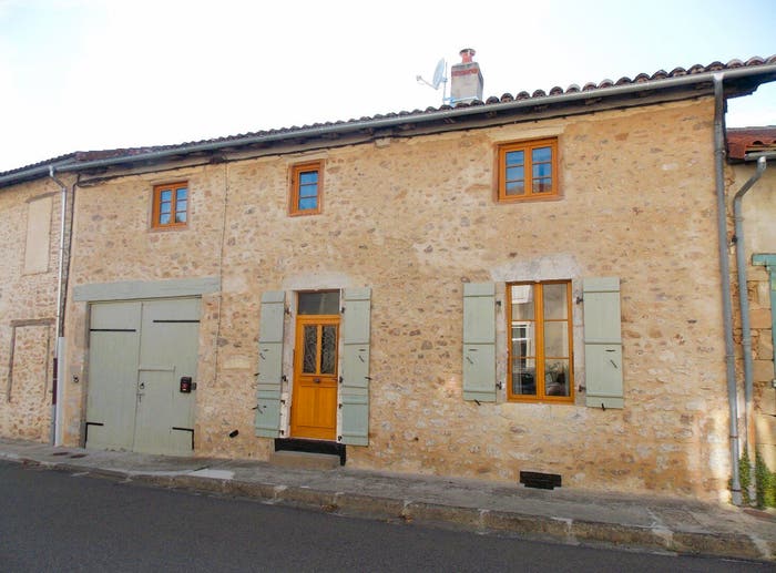 Maison 6 pièces à Les Salles-Lavauguyon, à vendre