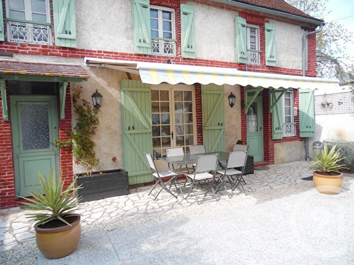 Maison 11 pièces à Champvallon, à vendre