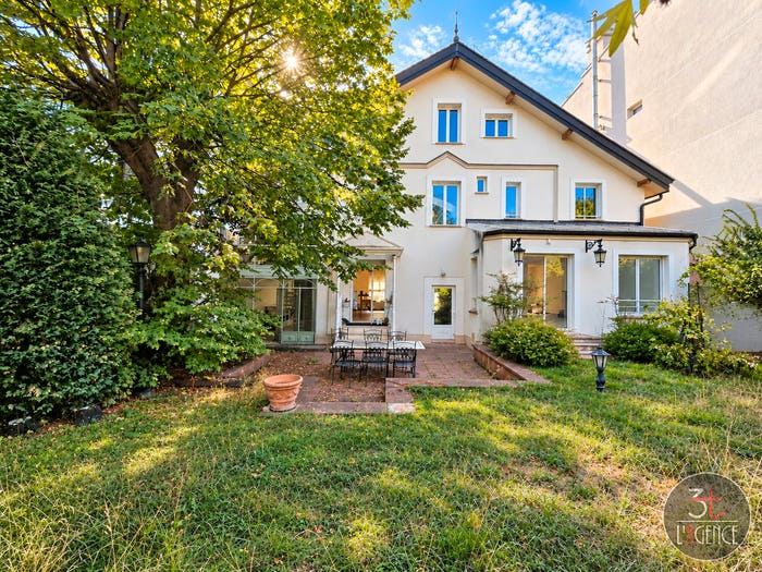 Fontenay-sous-Bois, Proche Bois de Vincennes, Rer A : Maison 10 pièces à vendre
