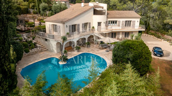 Maison 8 pièces à Roquefort-les-Pins, à vendre