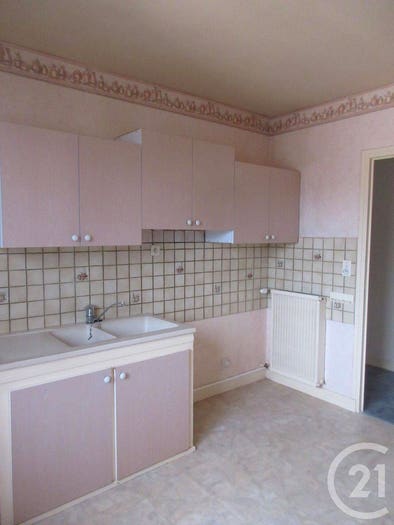 Vic-sur-Cère : Appartement 4 pièces à louer