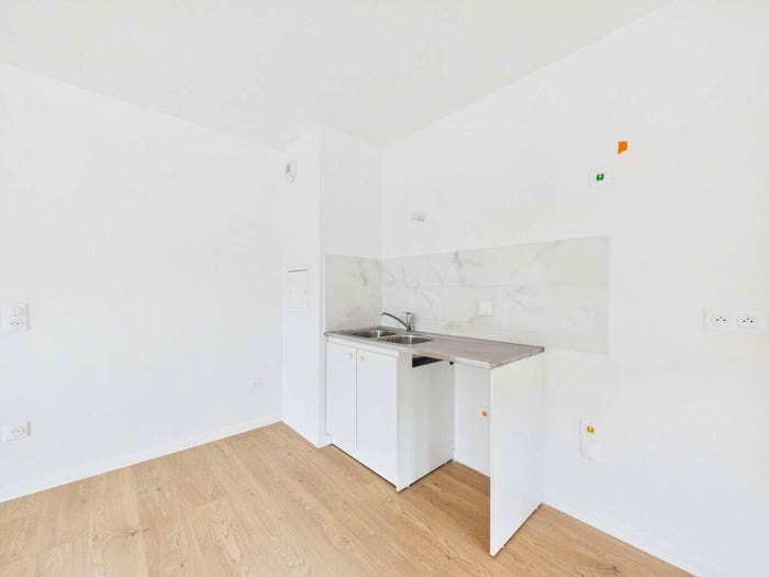 Waldeck Rochet-Zone Industrielle, La Courneuve : Appartement 5 pièces à louer