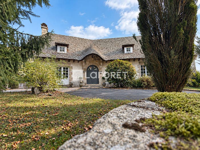 Maison 10 pièces à Arpajon-sur-Cère, à vendre