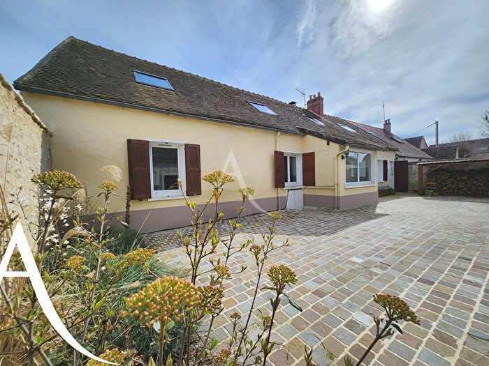 Les Granges-le-Roi : Maison 8 pièces à vendre