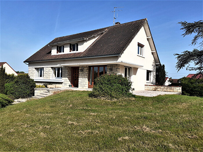 Maison 10 pièces à Villebougis, à vendre