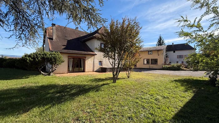 Saint-Victor-de-Morestel : Maison 8 pièces à vendre