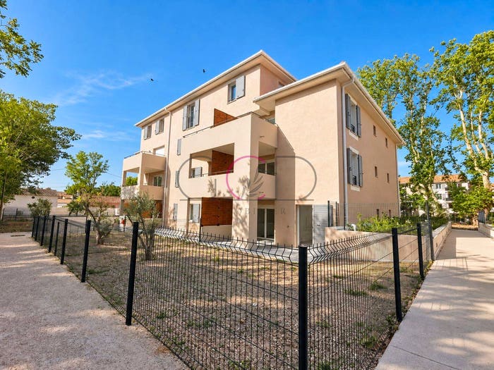 Sud Est Ouest, Pélissanne : Appartement 2 pièces à louer