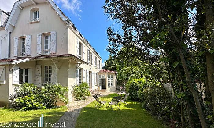 Asnières-sur-Seine, Bécon, Bourguignons : Maison 7 pièces à vendre